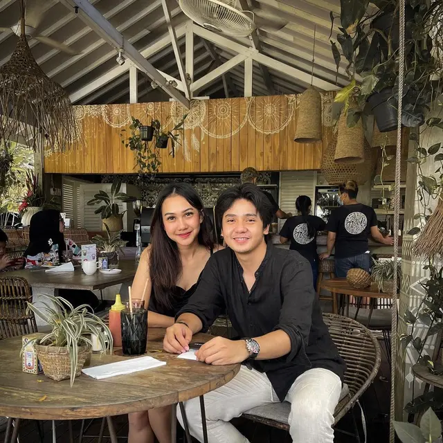 1 Tahun Pacaran, Ini 6 Potret Kebersamaan Arbani Yasiz dan Kekasihnya ...