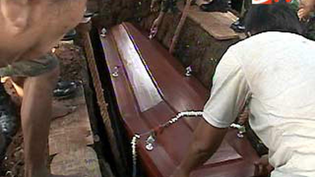 Penerjun Payung yang Tewas Dimakamkan