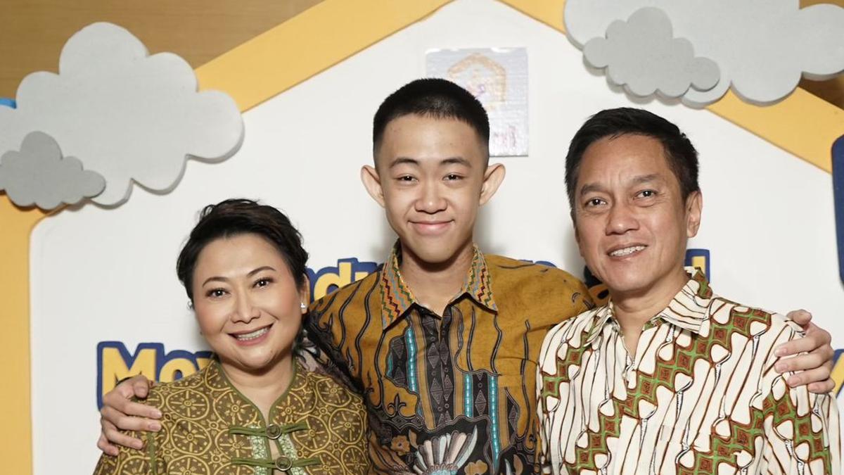 Potret Wisuda Manuel Anak Indy Barends yang Baru Saja Lulus Jenjang SMP, Tampan Kenakan Batik ...