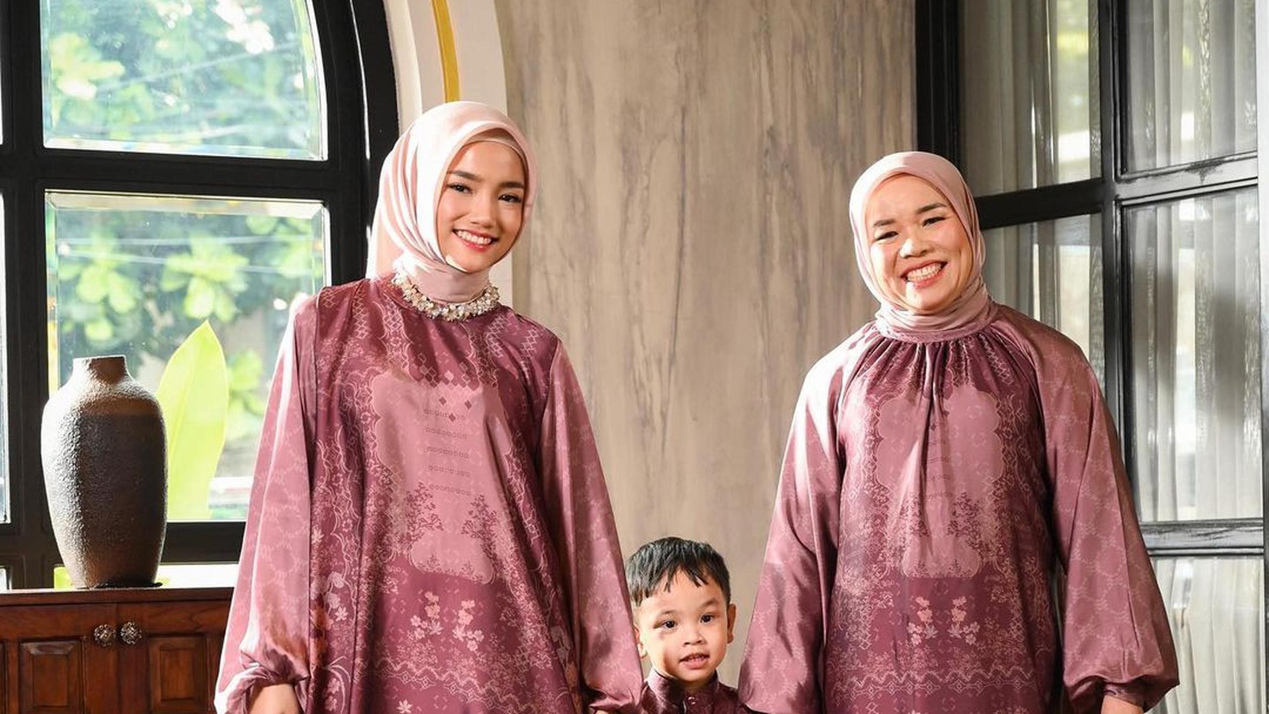Model Baju Sarimbit Modern dan Elegan, Bergaya Serasi dengan Keluarga