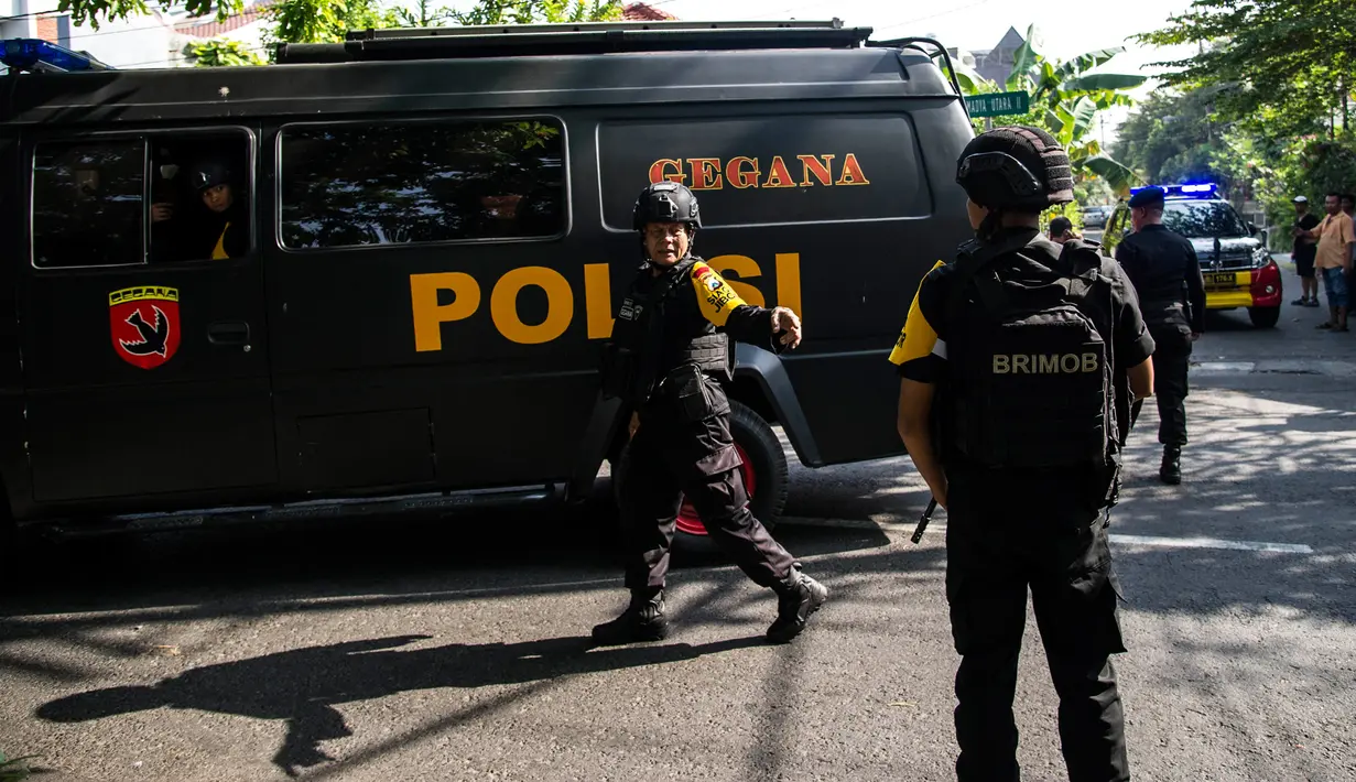 FOTO: Ledakan Bom, Tim Gegana Sisir Gereja di Surabaya - Foto Liputan6.com