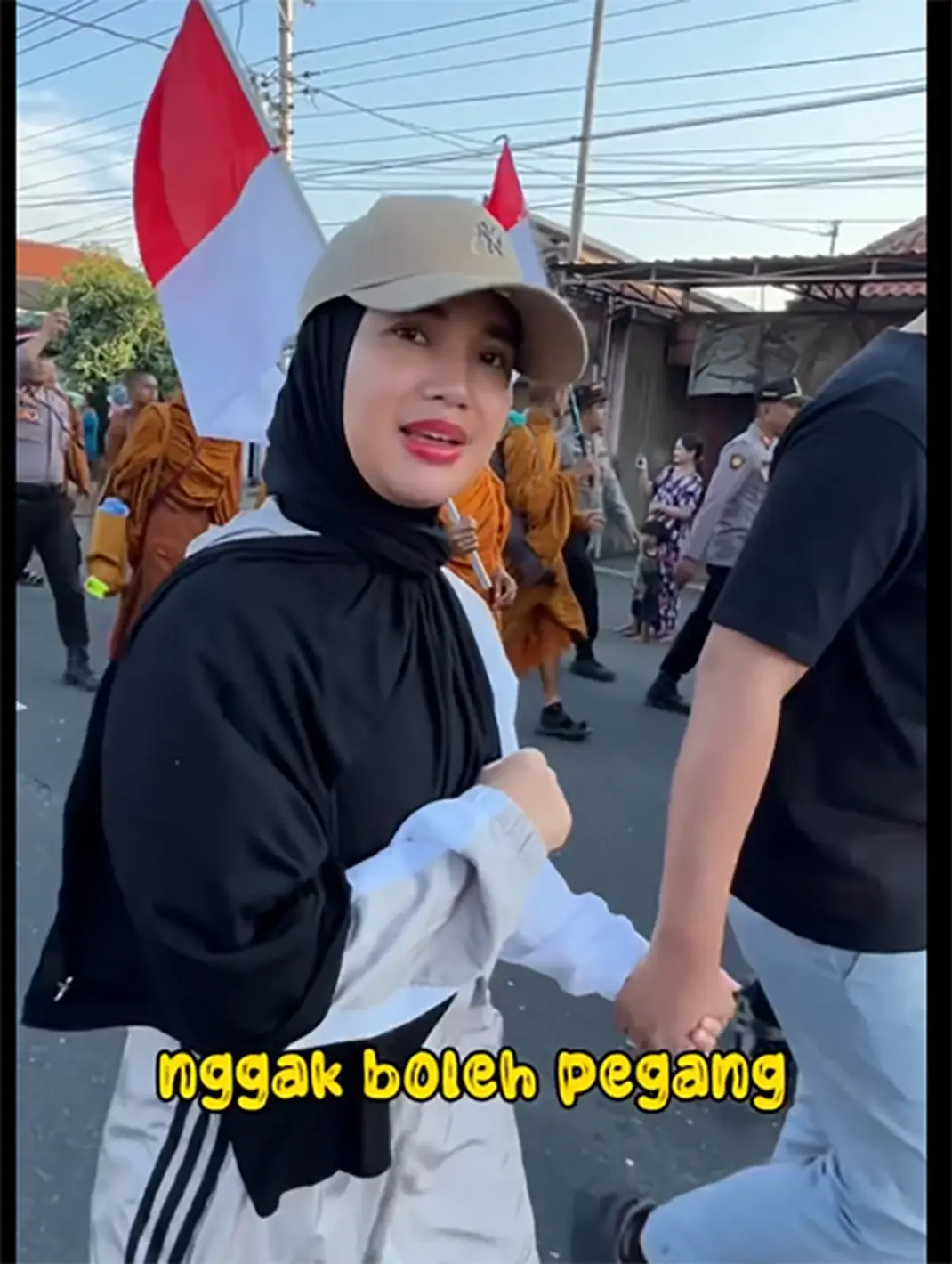 Potret Chacha Frederica dan Suami Jalan Kaki Lepas Biksu yang Jalan ...