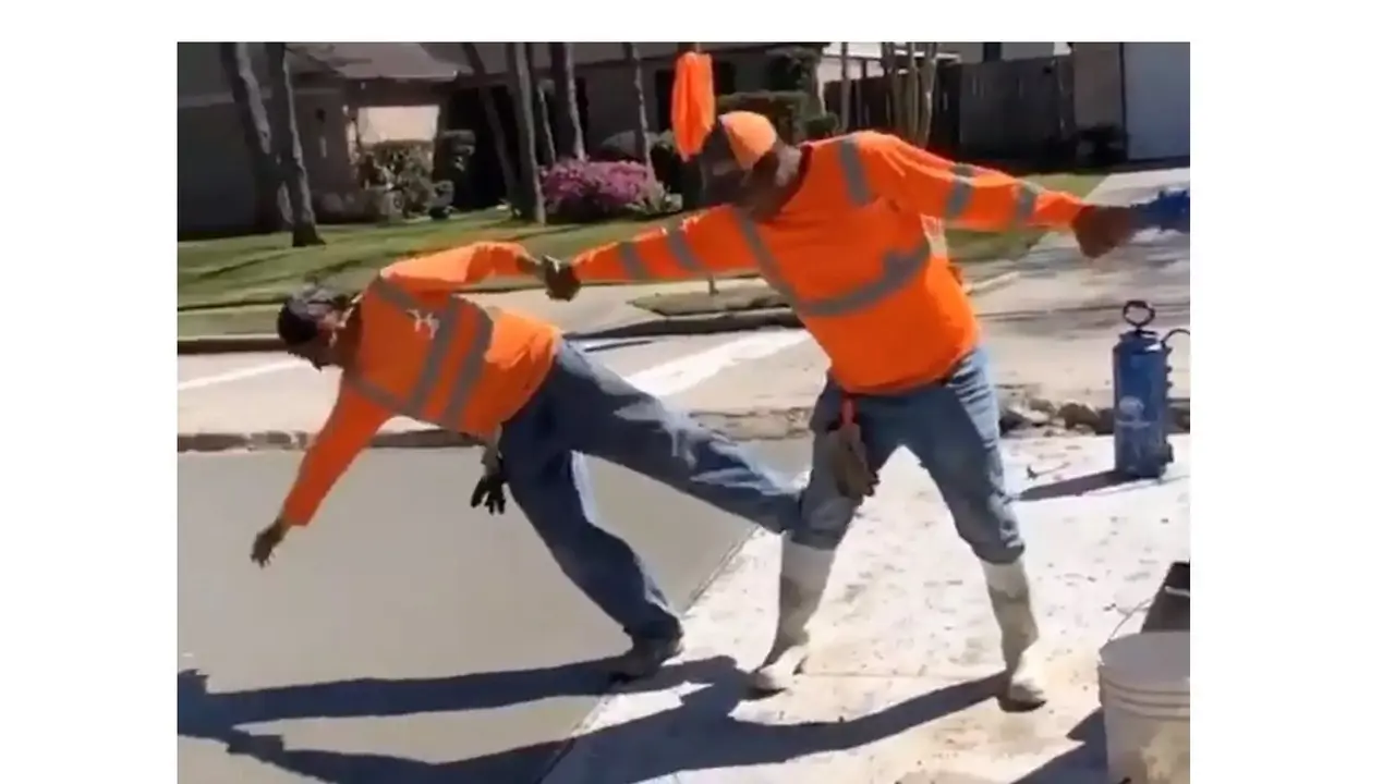 6 Potret Kuli Proyek Gotong Royong Saat Selesaikan Pekerjaan, Totalitas ...