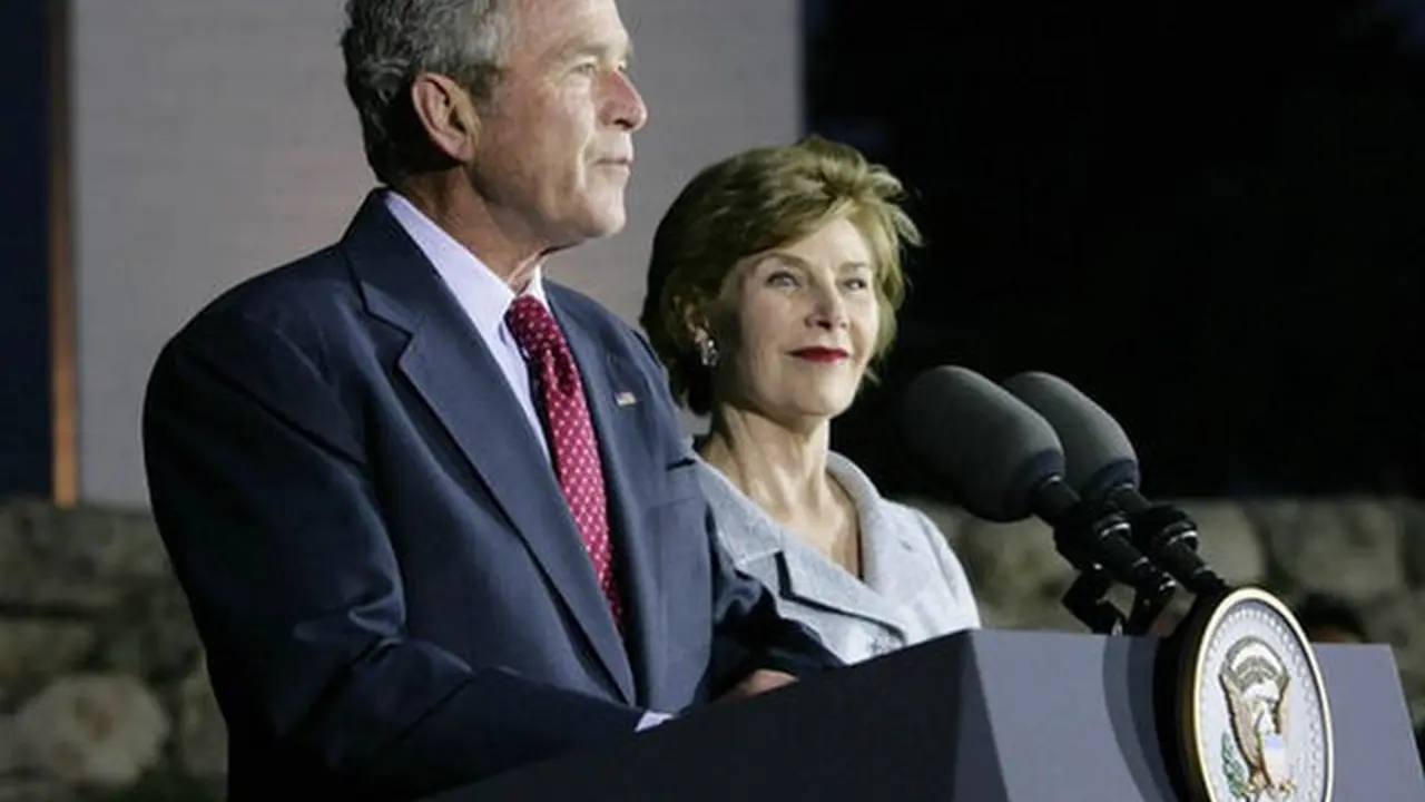 5 November 1977: George W. Bush Menikahi Laura Welch di Kampung ...