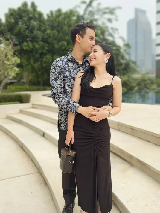 Elegan Serba Hitam, 6 Gaya Kondangan Prilly Latuconsina dan Omara Esteghlal Bisa Jadi Inspirasi ...