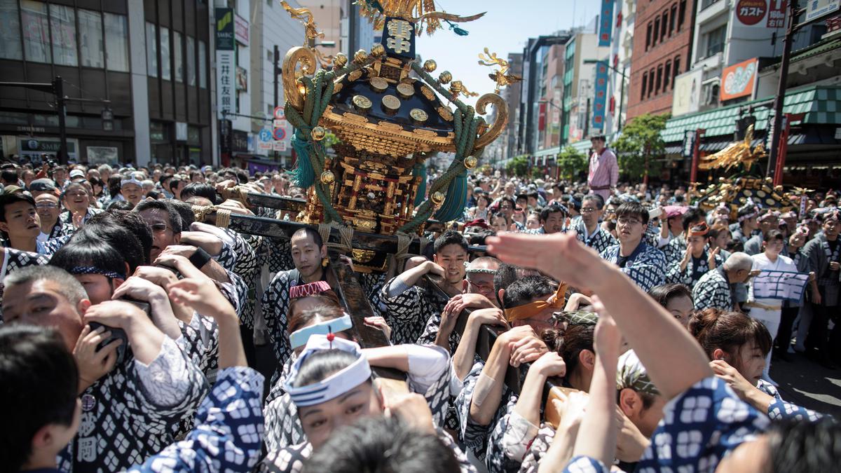 FOTO: Mengarak Kuil Shinto di Festival Sanja Matsuri - Foto Liputan6.com