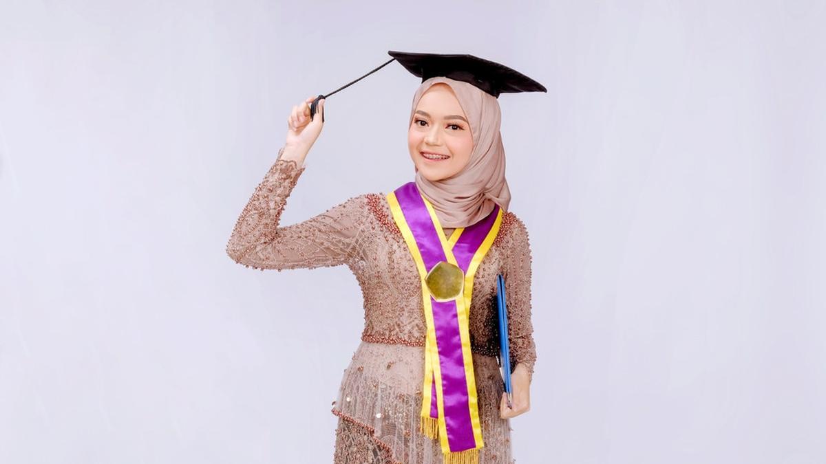 6 Inspirasi Baju yang Cocok untuk Wisuda Selain Kebaya agar Terlihat ...