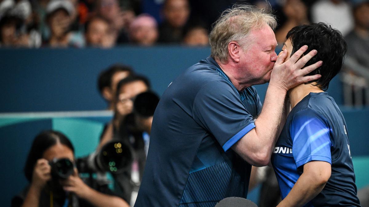 So Sweet Banget Bibi Ni Xia Lian, Kalah malah Dapat Ciuman Mesra ...