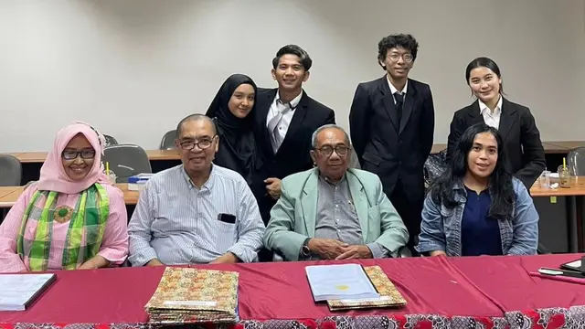 6 Potret Rizki DA Lulus Sidang Skripsi Didampingi Hersa Rahayu, Jadi ...