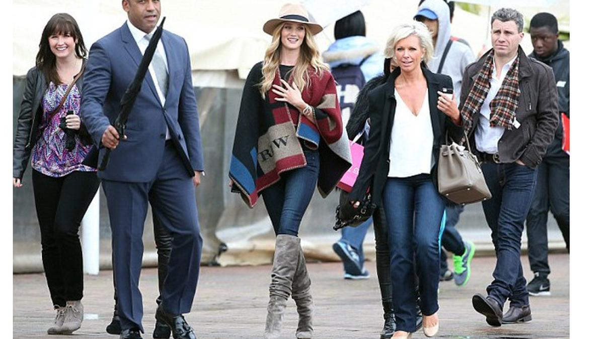 Rosie Huntington Whiteley Kenakan Selimut Burberry di Australia ...