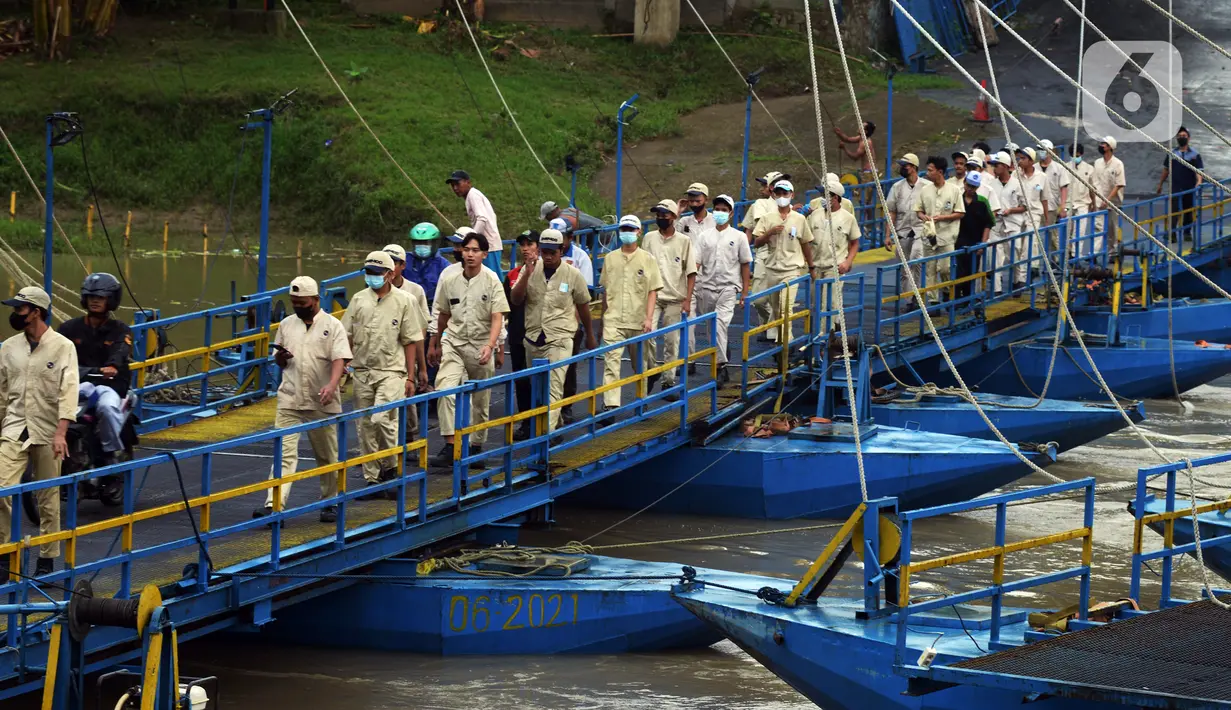 FOTO: Jembatan Perahu Jadi Alternatif Seberangi Sungai Citarum di Karawang - Foto Liputan6.com