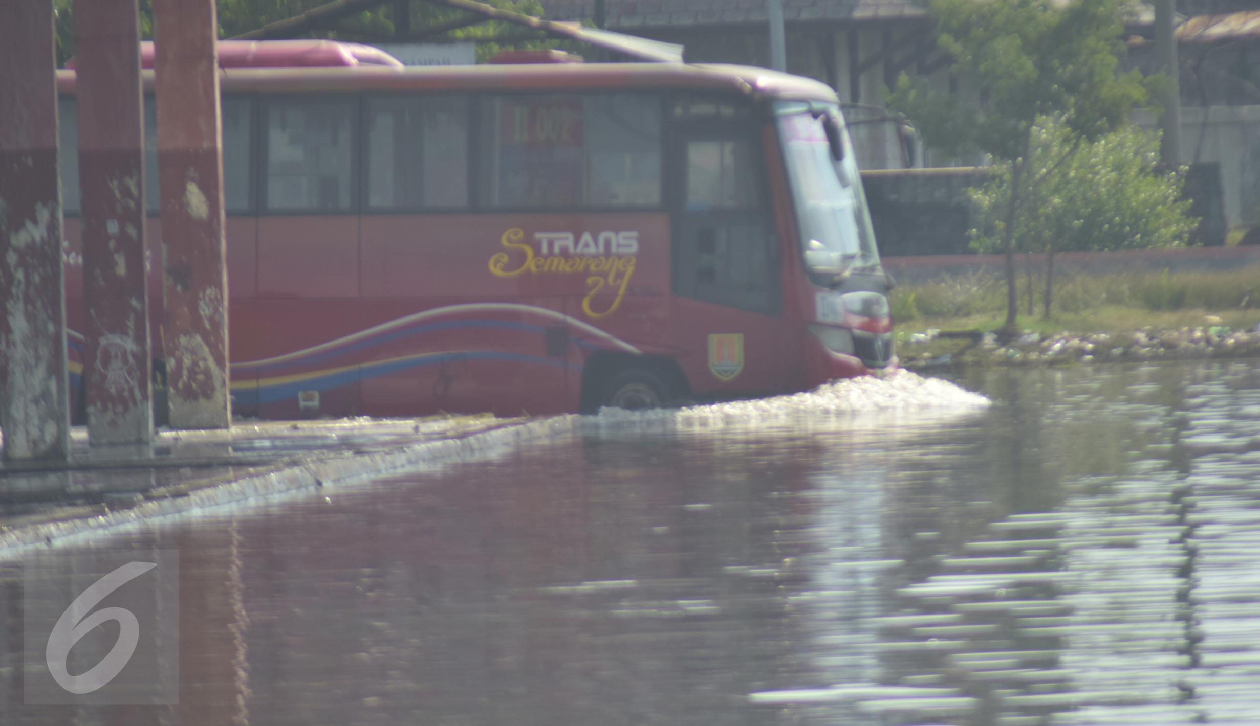 Banjir Rob Rendam Terminal Terboyo Semarang