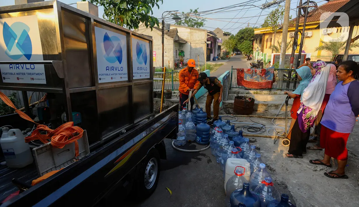 BPBD Tangerang Selatan Distribusikan Air Bersih Hasil Mesin Pengolah - Foto Liputan6.com
