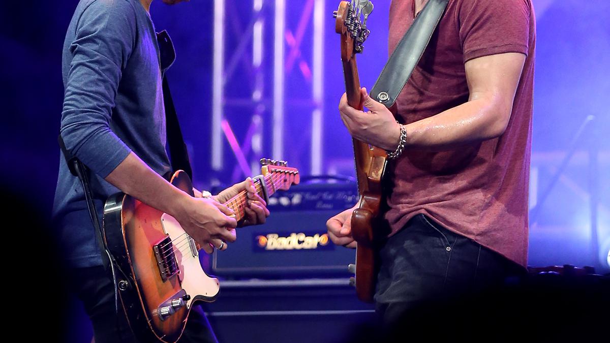 Salah Gitar, Erros Hentikan Konser Sheila on 7 - Entertainment Fimela.com