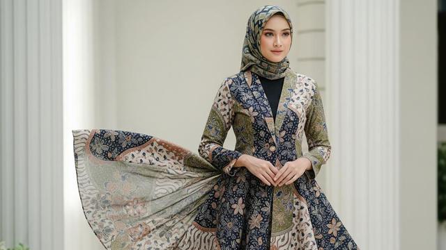 10 Model Gamis Terbaru Batik Kombinasi Blazer, Tampil Elegan dan Modern ...