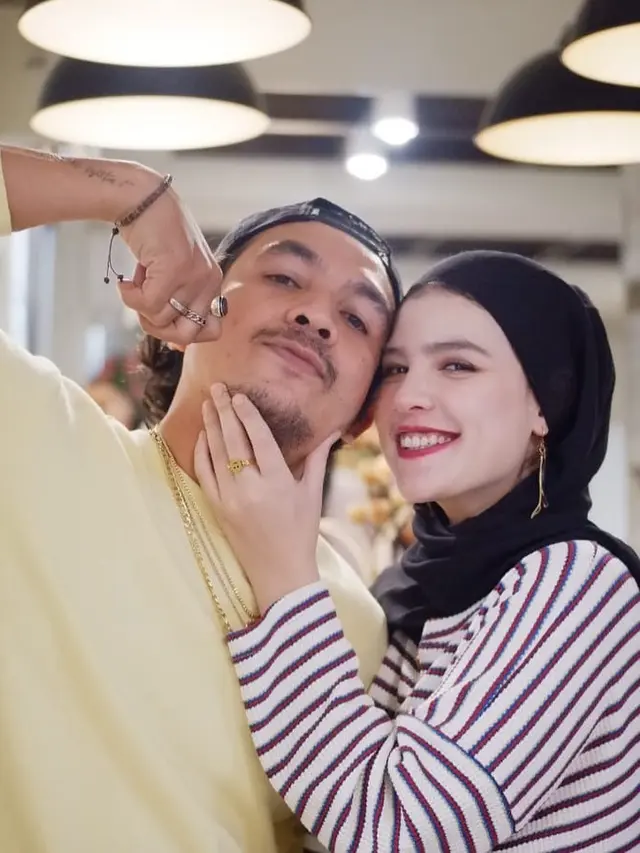 8 Potret Mesra Komo Ricky dan Istri, Umumkan Kehamilan Setelah 3 Tahun ...