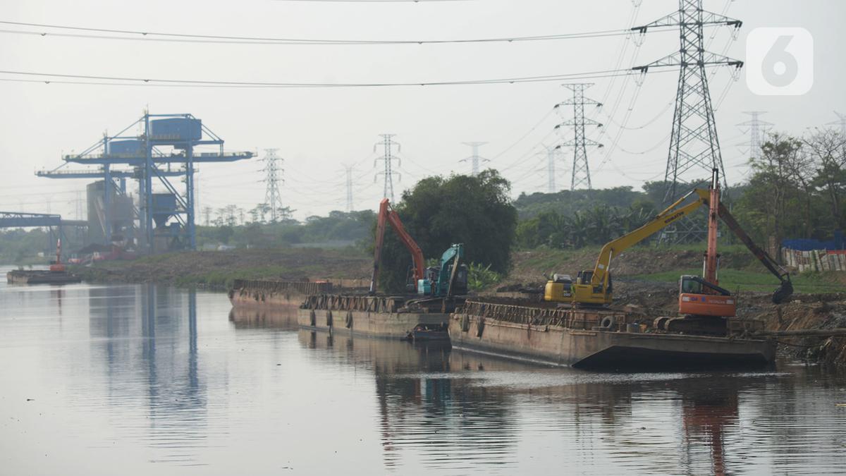 FOTO: Cegah Pendangkalan, Aliran Kali Cikarang Bekasi Laut Dikeruk ...