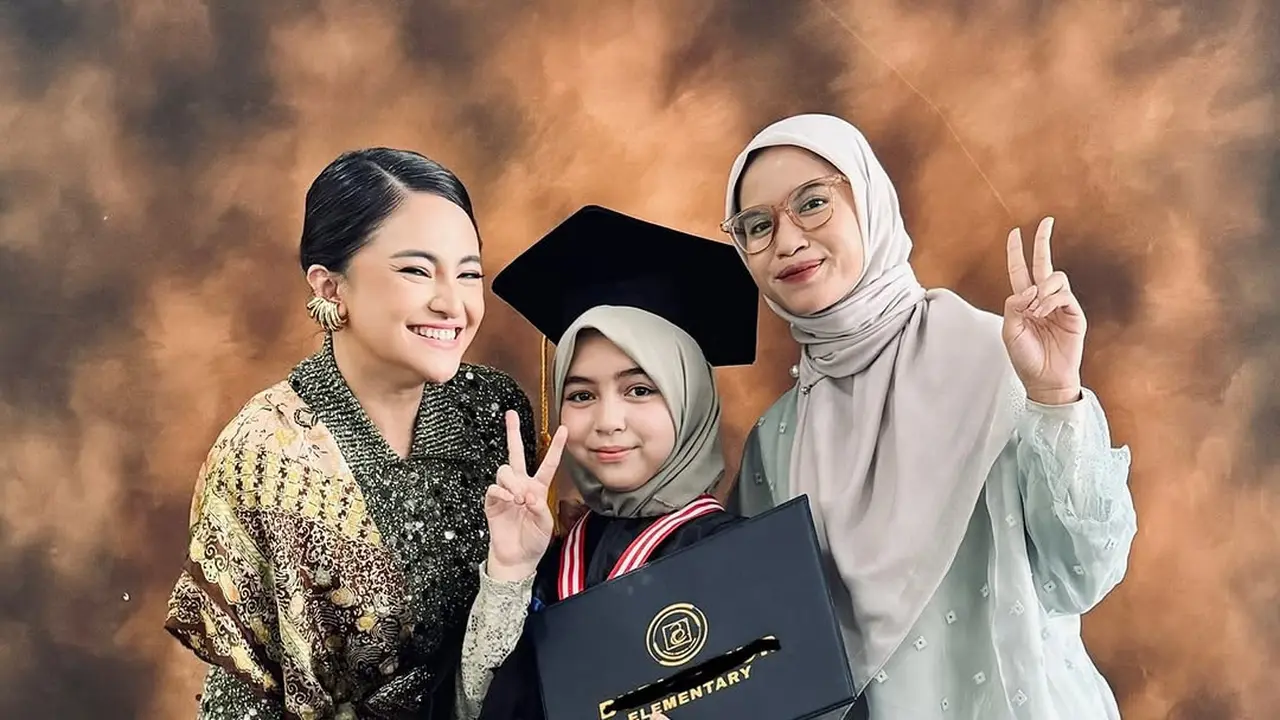 5 Potret Marshanda Dampingi Wisuda Sienna Sang Putri, Harmonis Bareng ...
