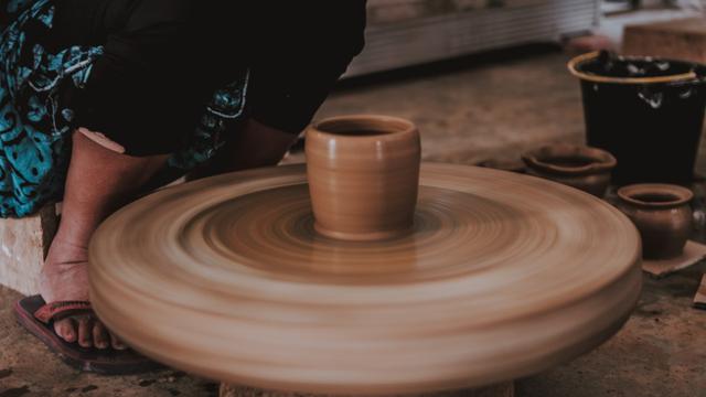 Gerabah, Vas Bunga, Guci, dan Piring Merupakan Contoh dari Kerajinan ...