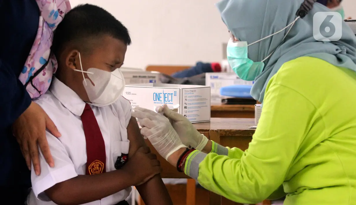 FOTO: Vaksinasi Tetanus untuk Siswa Sekolah Dasar - Foto Liputan6.com