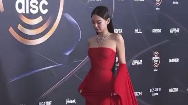 Jennie BLACKPINK Tampil Memukau di Golden Disc Awards dengan Gaun Merah ...