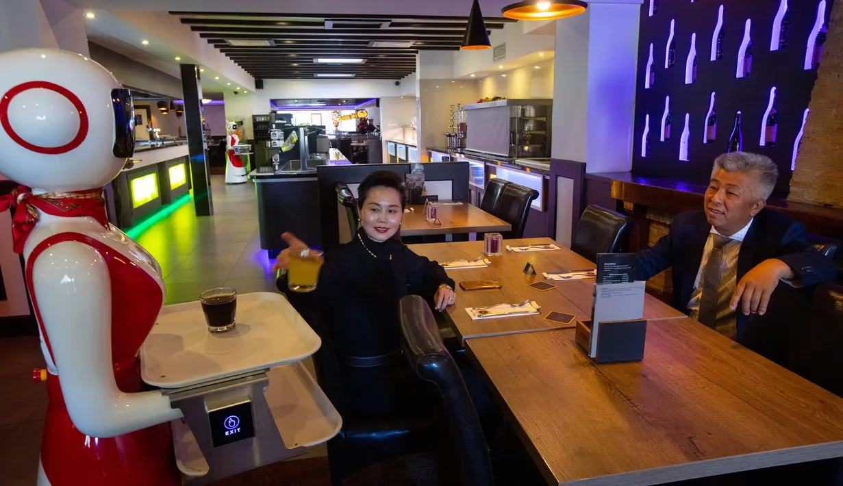 FOTO: Ini Robot Pelayan Untuk Jaga Jarak di Belanda - Foto Liputan6.com