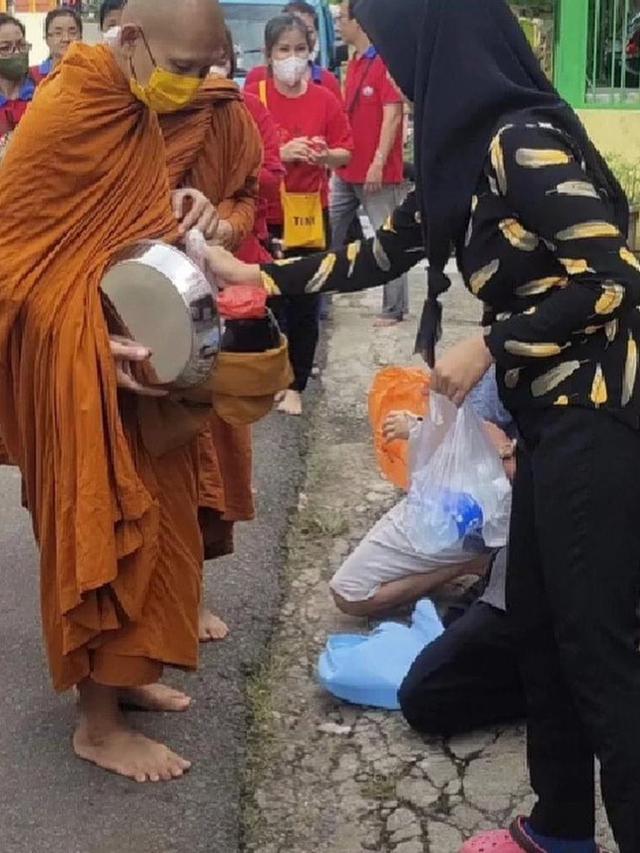 7 Momen Warga Berbagi Makanan Kepada Biksu dari Thailand, Indahnya ...