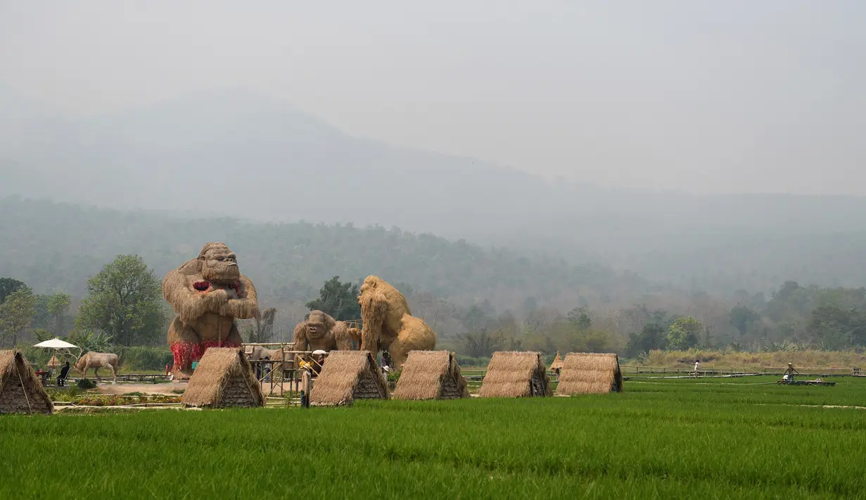 FOTO: Unik, Patung King Kong Raksasa Ini Terbuat dari Jerami Lho - Foto ...