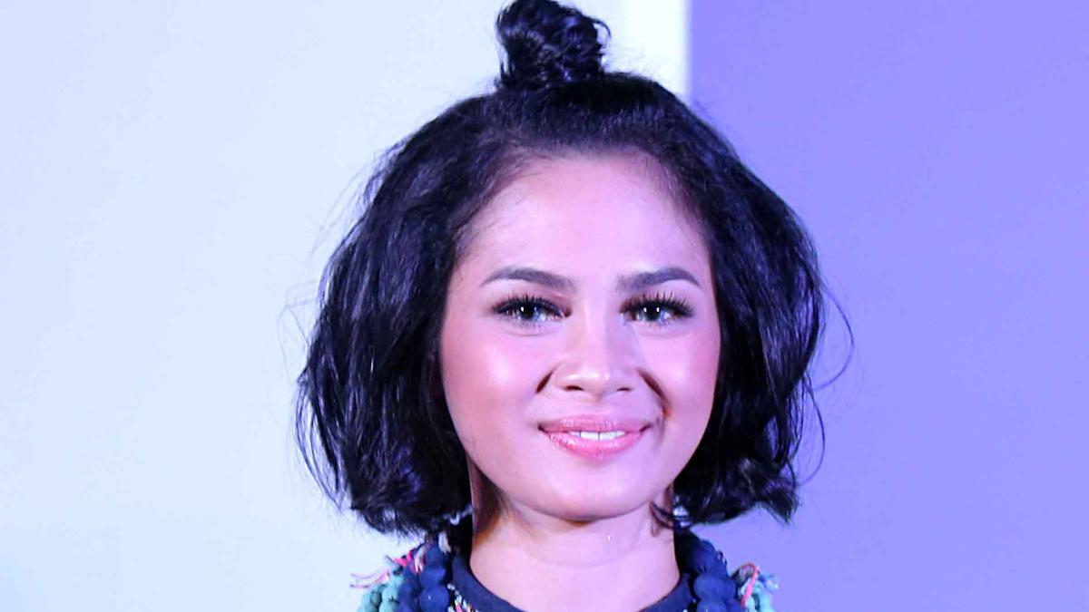 Puasa, Andien Jadi Agen Jual Sepatu Ahok dan Syahrini