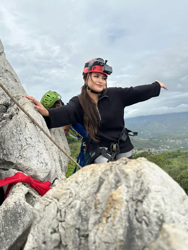 7 Potret Nathalie Holscher Naik Tebing Gunung Hawu, Enggak Takut ...