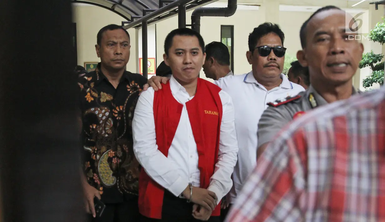 FOTO: Menolak Jadi Saksi, Adik Kandung Bos First Travel Tinggalkan Ruang Sidang - Foto Liputan6.com