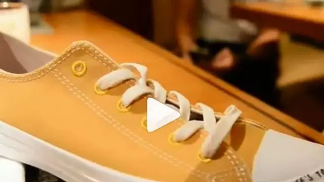 Susi Pudjiastuti Pamer Sepatu Daur Ulang Plastik, Tertarik Pakai ...