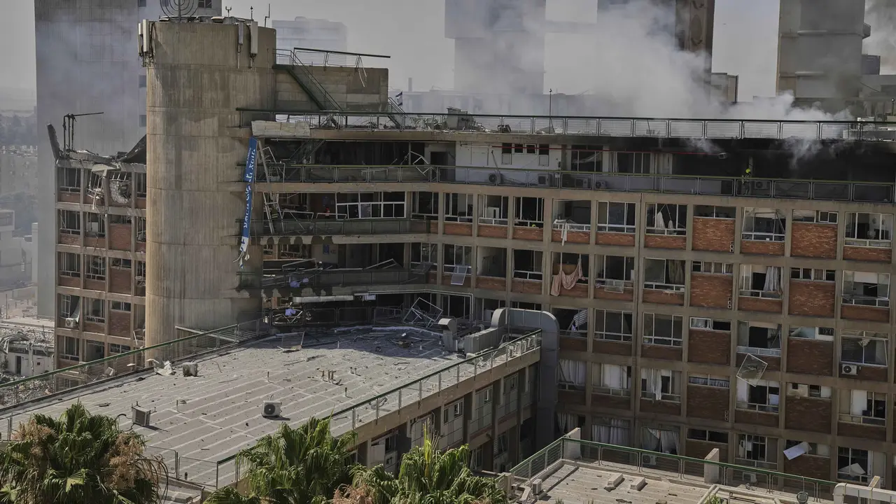 Rudal Iran Hantam Blok Apartemen di Tel Aviv, 86 Warga Israel Dilarikan ...