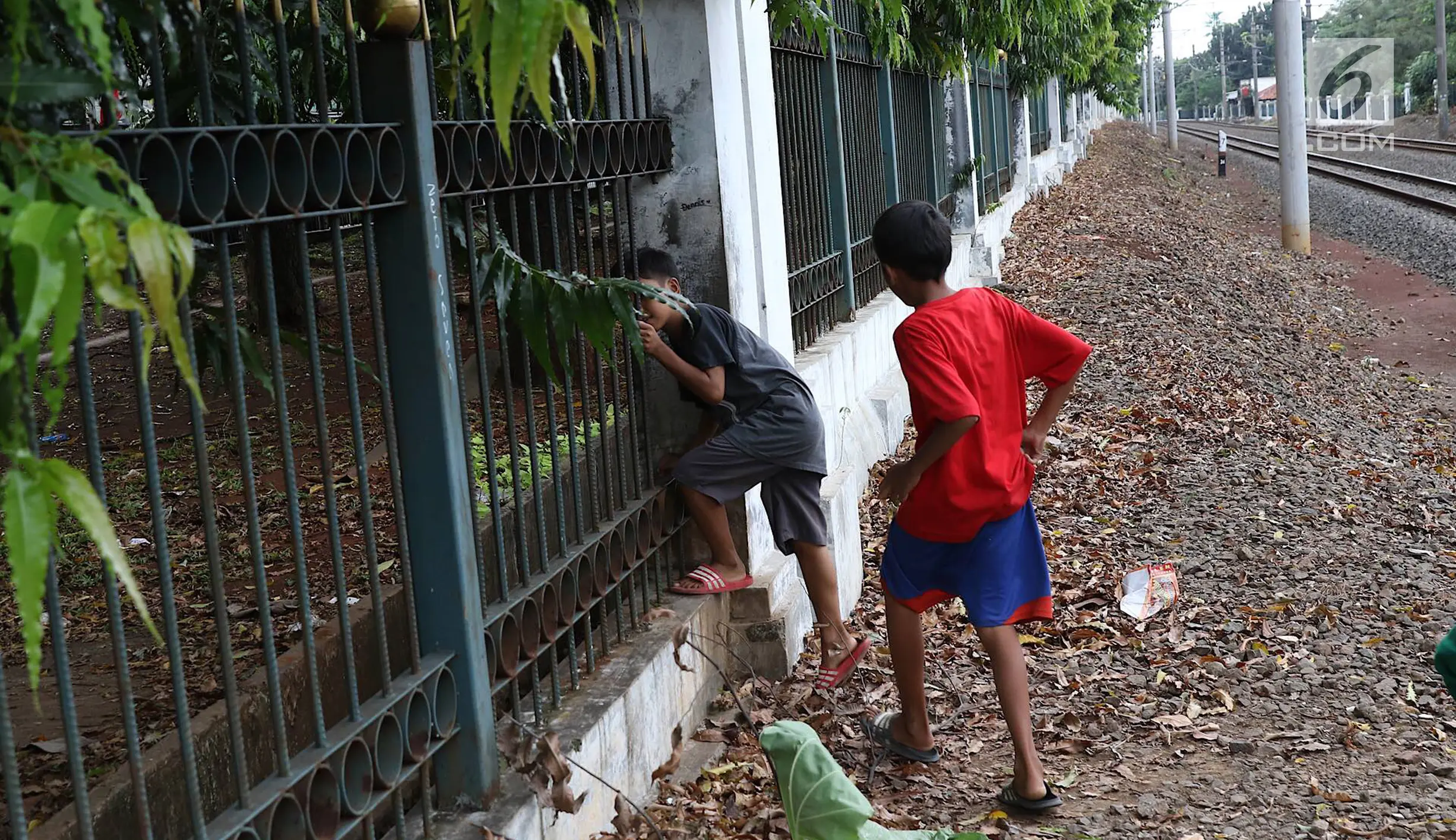 FOTO: Tidak Ada JPO, Warga Terobos Pagar Kereta Api di Lenteng Agung ...