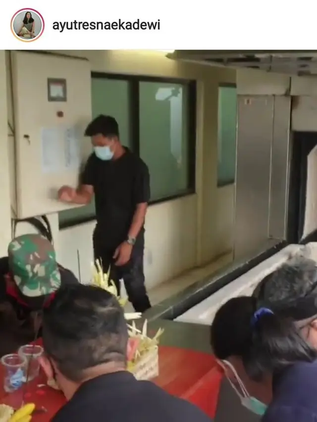 Ibunda Meninggal Dunia, Ini 6 Momen Ade Rai dan Keluarga Lakukan ...