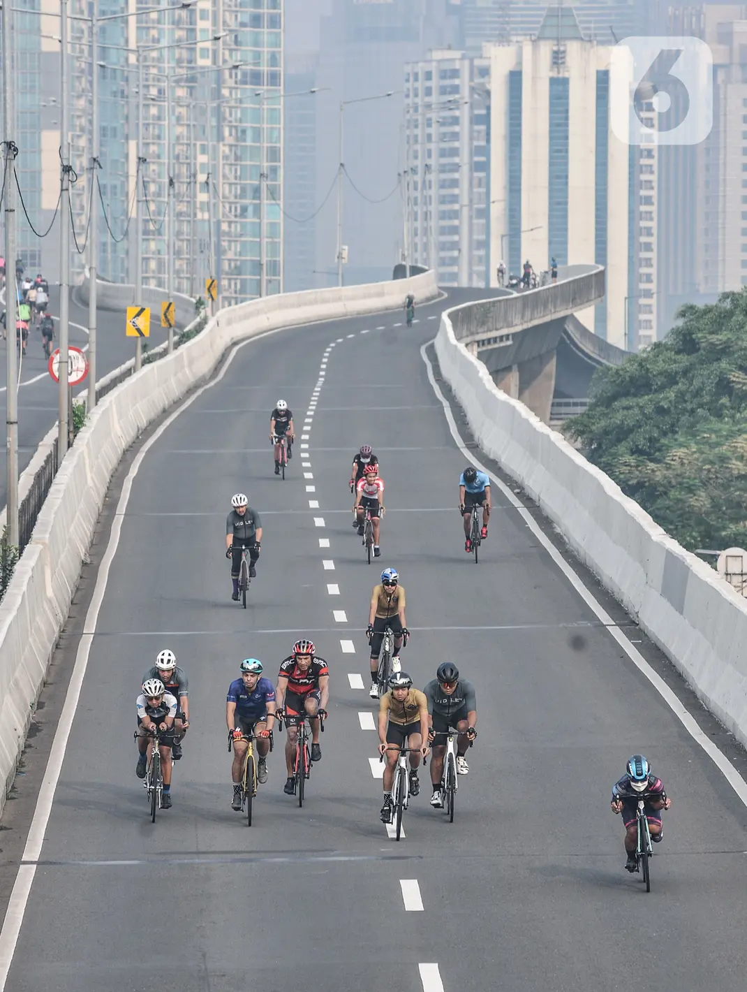 FOTO: Antusias Uji Coba Lintasan Sepeda Balap di JLNT Kampung Melayu ...