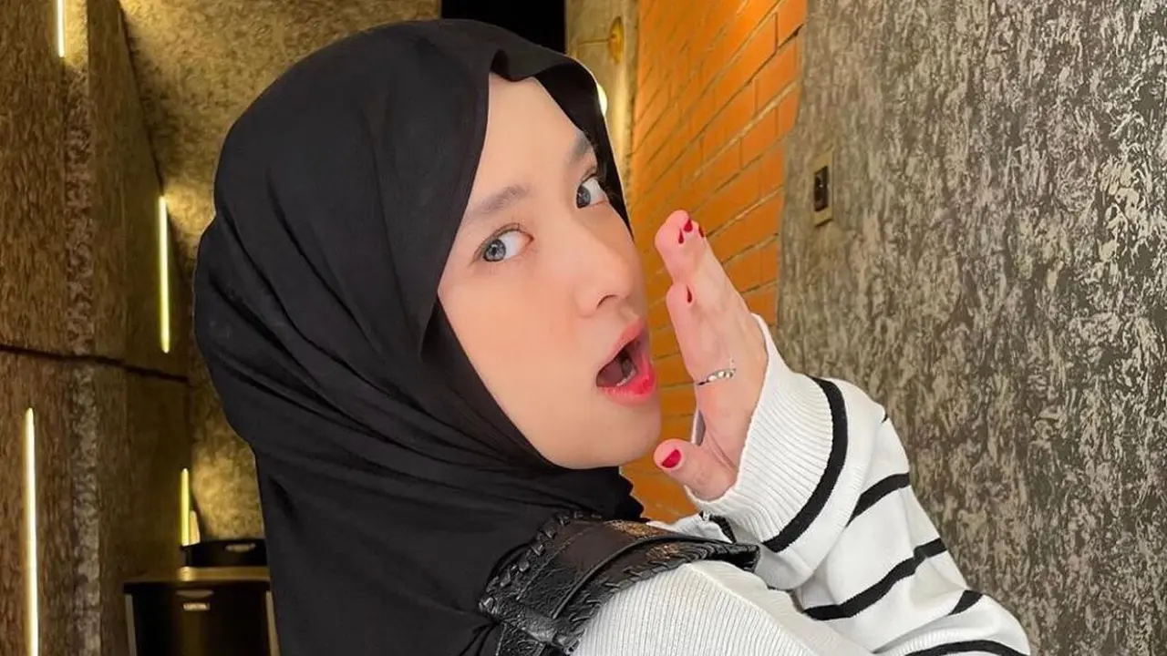 4 Hijab Fashion Style yang Menginspirasi dari Nissa Sabyan sampai Alifhia Fitri - Fashion Fimela.com