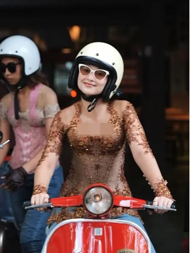 Peringati Hari Kartini, Ini 6 Potret Artis Wanita Naik Sepeda Motor Pakai Kebaya - Hot Liputan6.com