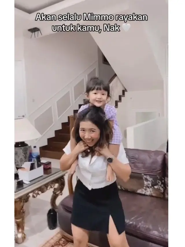 8 Potret Kompak Kiky Saputri dan Aisya Anak Angkatnya, Curi Perhatian - Hot Liputan6.com