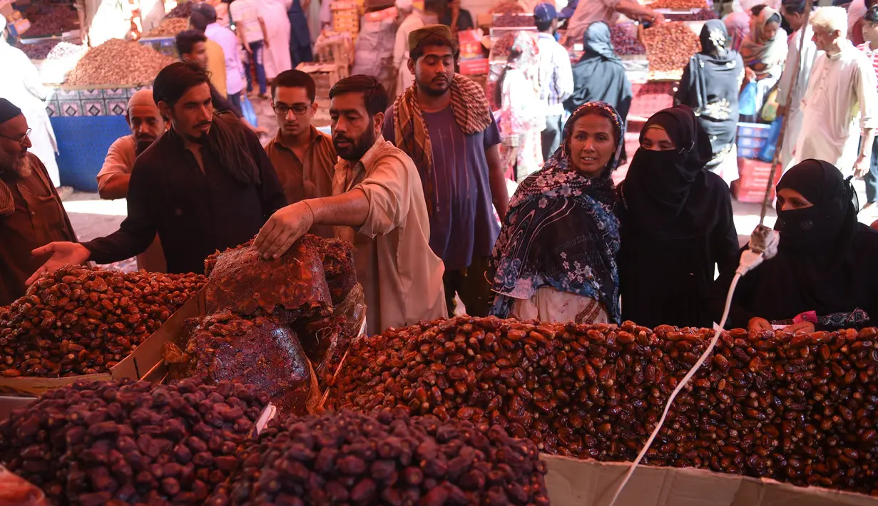 FOTO: Memasuki Ramadan, Warga Pakistan Berburu Kurma - Foto Liputan6.com