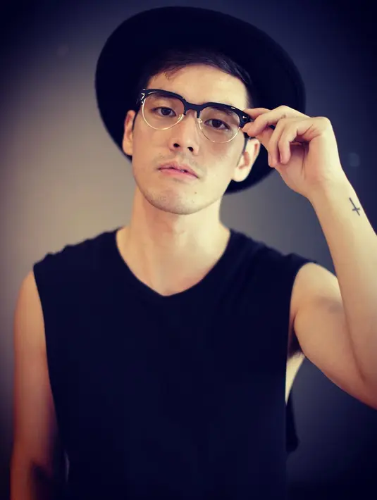 FOTO: Gaya Anthony Xhie saat Pakai Kacamata Hitam, Tampil Menawan ...