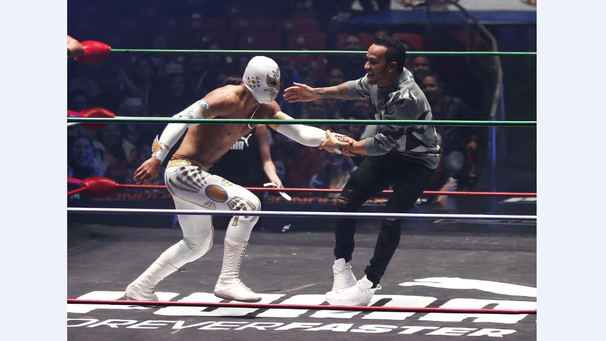 Aksi Kocak Lewis Hamilton Kala Bertanding Gulat Melawan Bintang WWE ...