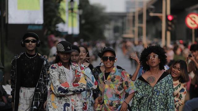 6 Potret Bonge dan Geng Citayam Fashion Week Catwalk Beneran, Bak Model ...