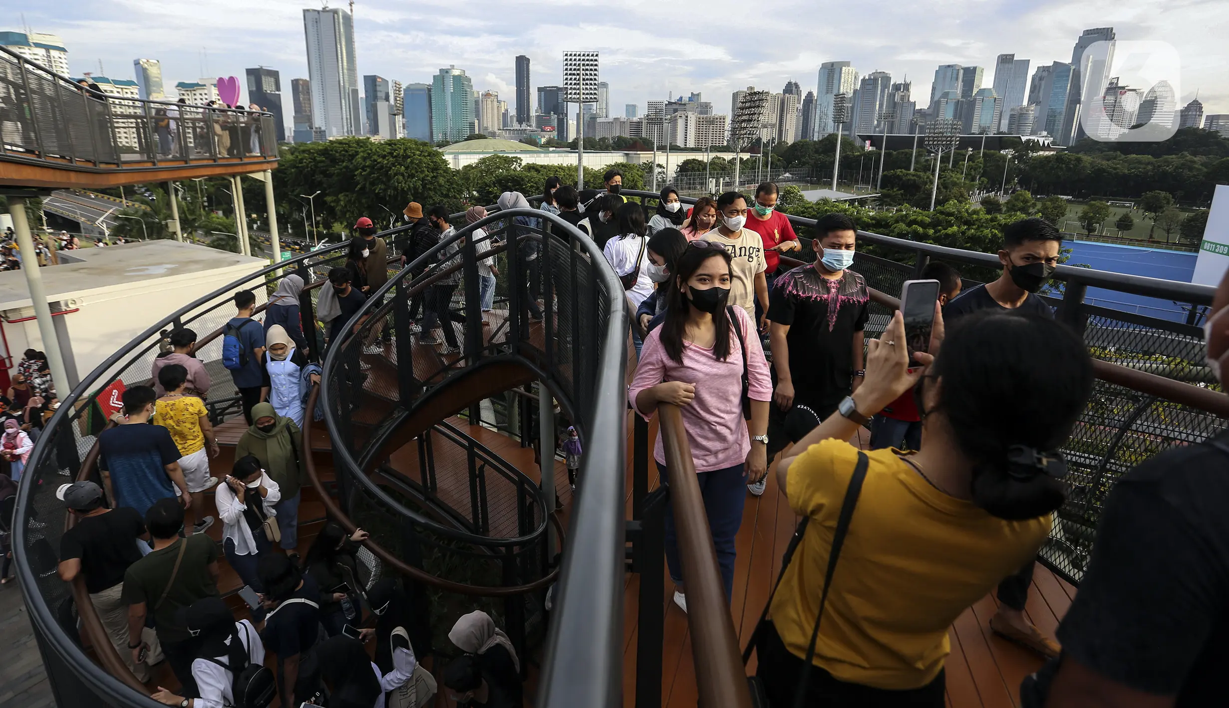 FOTO: Libur Tahun Baru, Skywalk Senayan Park Dipenuhi Wisatawan - Foto ...