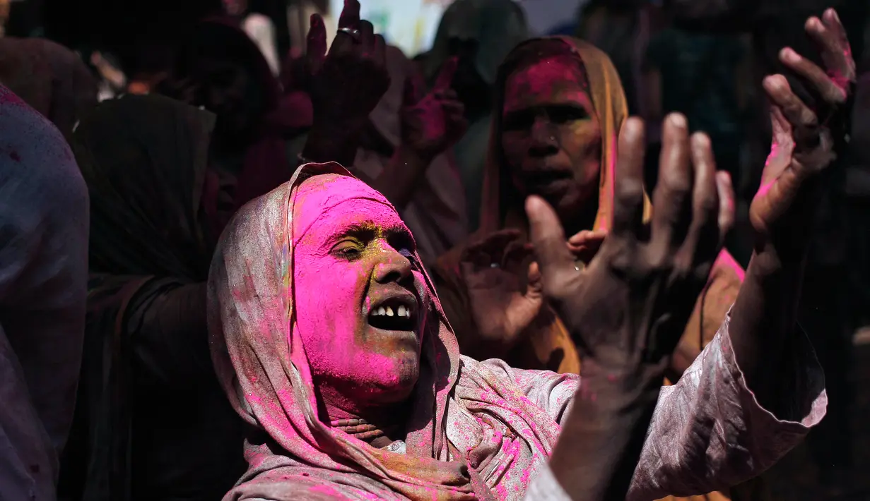 Keceriaan Para Janda India Menari Rayakan Festival Holi - Foto Liputan6.com