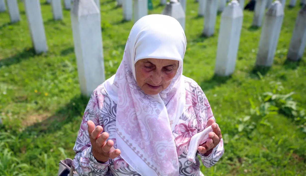 Duka Keluarga Korban Genosida Srebrenica di Peringatan 28 Tahun ...