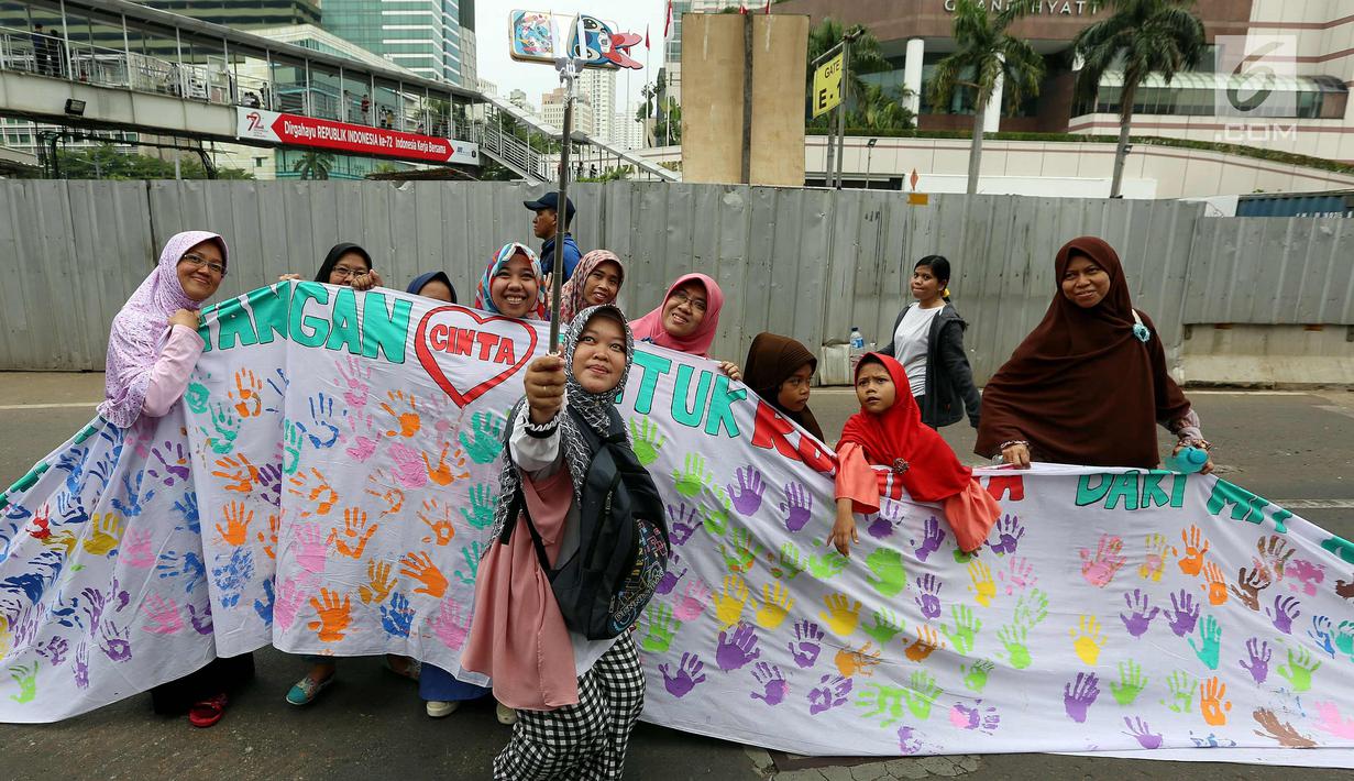 PHOTO: Cap Telapak Tangan Anak Indonesia Untuk Rohingya - Foto Liputan6.com