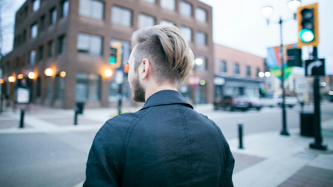 6 Model Rambut Mohawk yang Keren dan Populer 2025, Tampil Beda