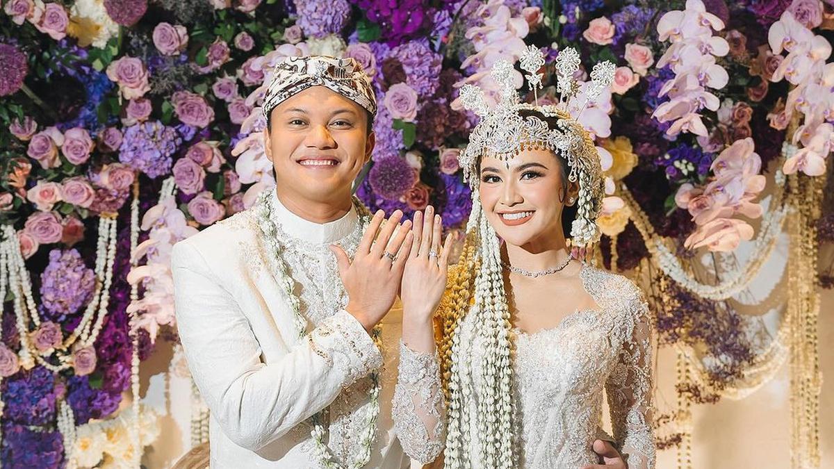 Serba-serbi Akad Nikah Mahalini dan Rizky Febian, Baju Pengantin Sunda ...