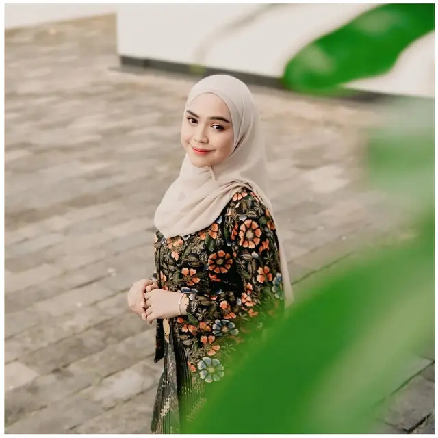 6 Detail Ria Ricis dalam Balutan Kebaya Floral yang Memukau, Asyik ...